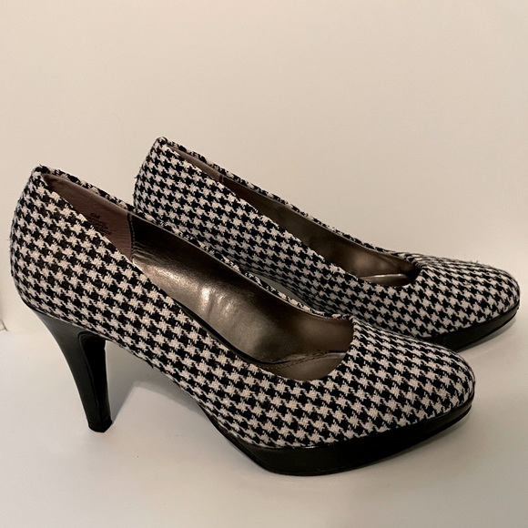 Bandolino | Shoes | Super Cool Black White Houndstooth Platform Heels ...
